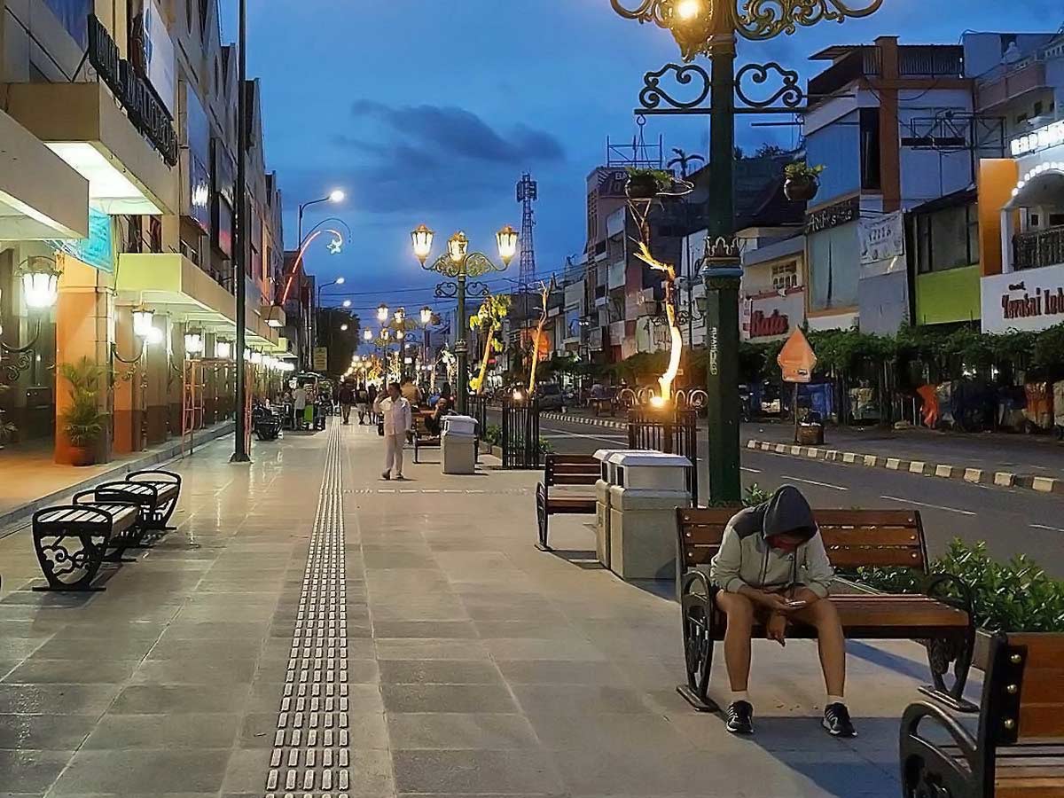 Explore Malioboro Street: Yogyakarta's Vibrant Shopping Hub